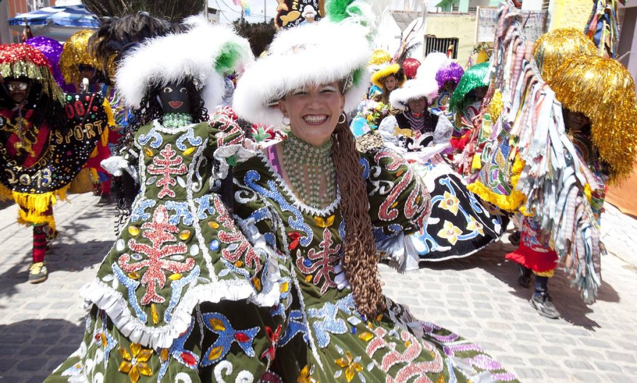 Maracatu de baque solto toma conta das ruas de Olinda - Jornal O Globo