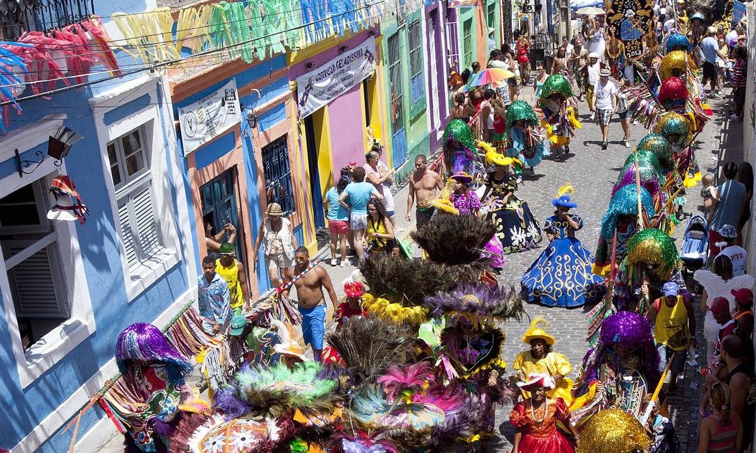 Maracatu de baque solto toma conta das ruas de Olinda - Jornal O Globo