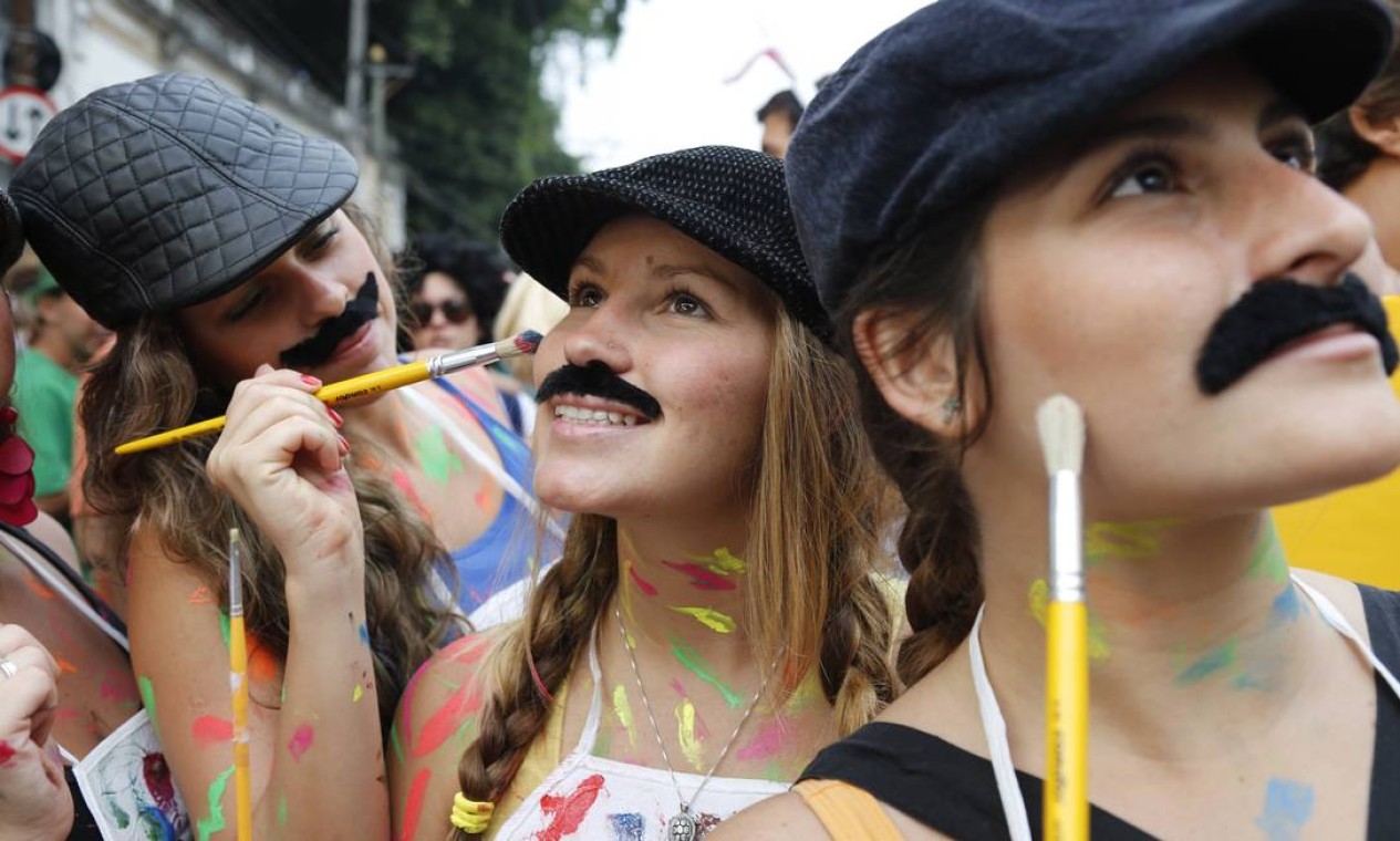 Novo adereço: foliãs adotam o bigode - Jornal O Globo