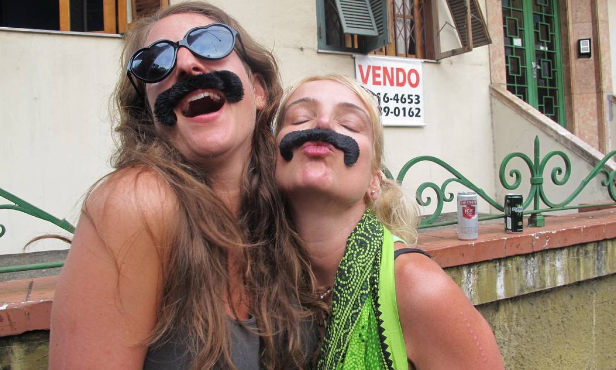 Novo adereço: foliãs adotam o bigode - Jornal O Globo