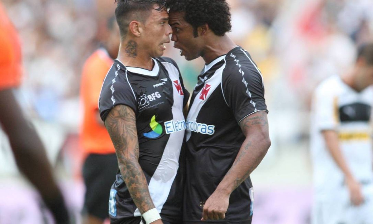Bernardo e Carlos Alberto discutem feio na derrota do Vasco para o ...