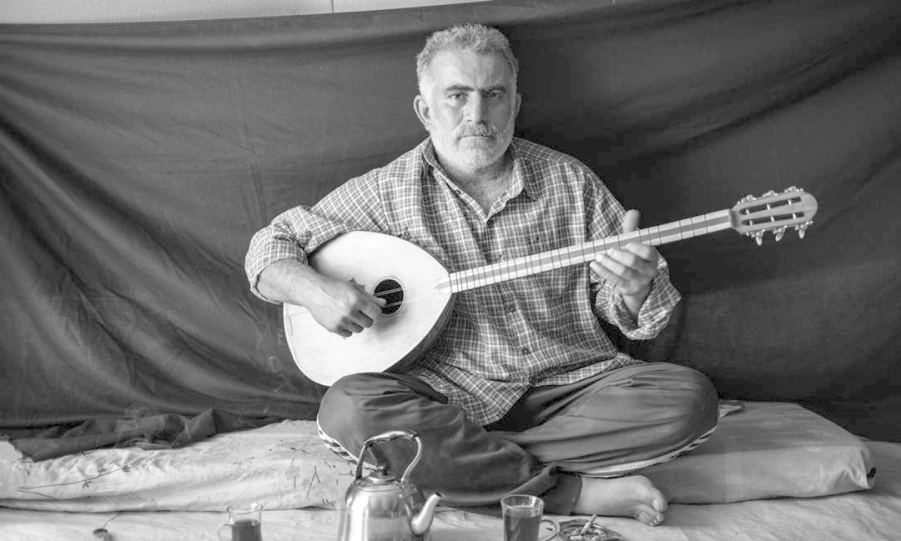 Brian Sokol e as imagens de refugiados com seus objetos preferidos ...