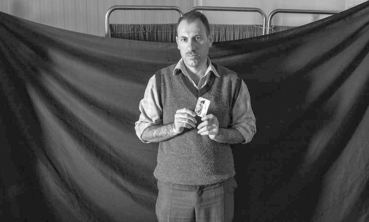 Brian Sokol e as imagens de refugiados com seus objetos preferidos ...