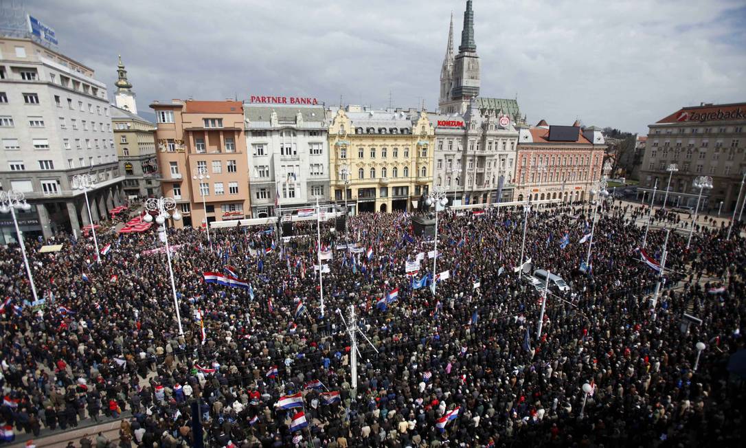 Croatas protestam contra introdução de caracteres cirílicos no alfabeto ...