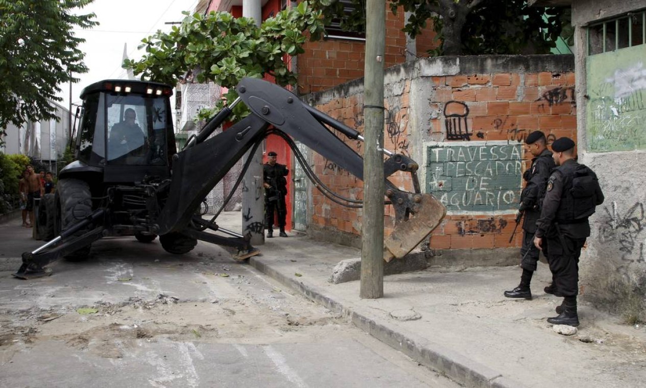 Bope faz operação no Complexo da Maré - Jornal O Globo
