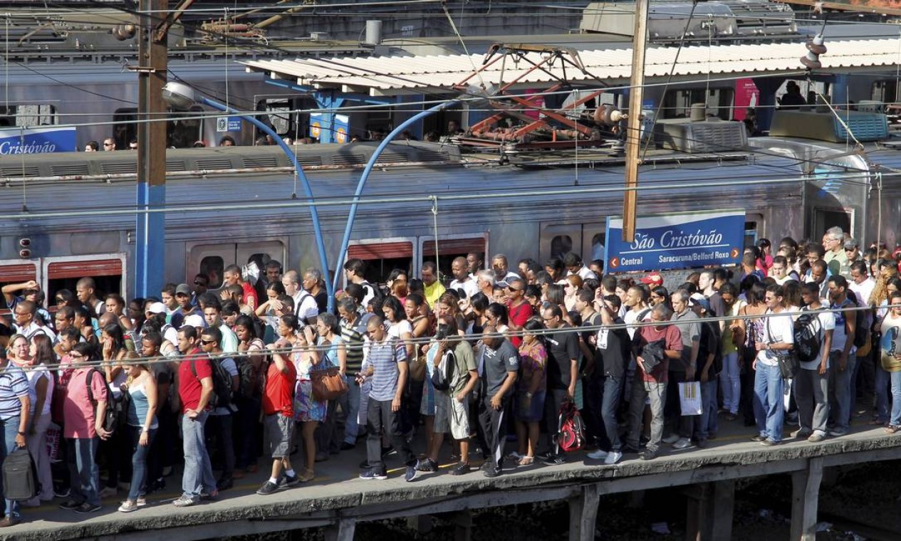 Problema nos trens deixa estação lotada na Zona Norte - Jornal O Globo