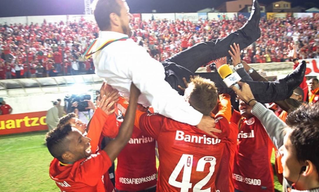Com grupo na mão, Dunga comemora primeiro título no Inter - Jornal O Globo