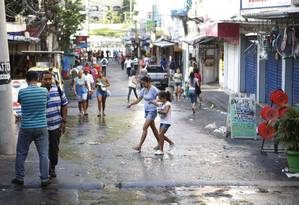 Rocinha vai ganhar escada rolante de 150 metros - Jornal O Globo