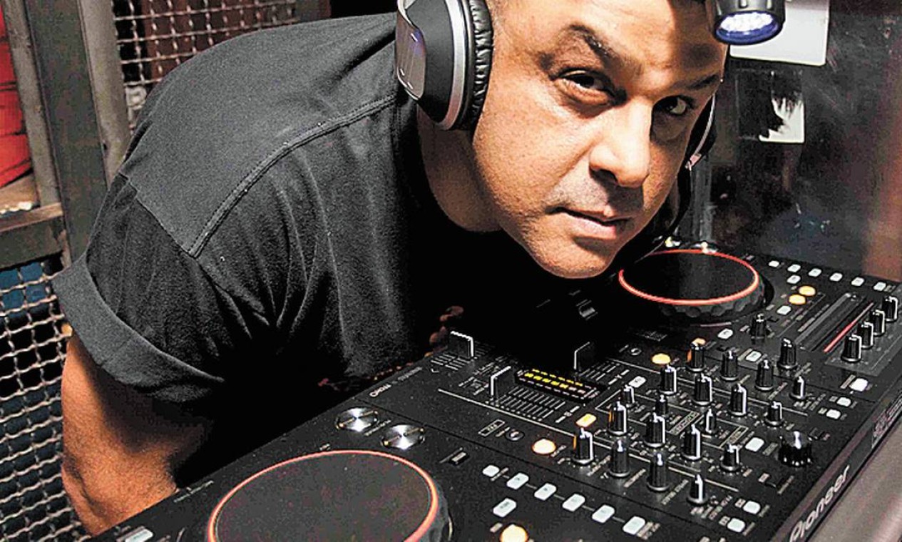 Curso ensina a ser DJ - Jornal O Globo