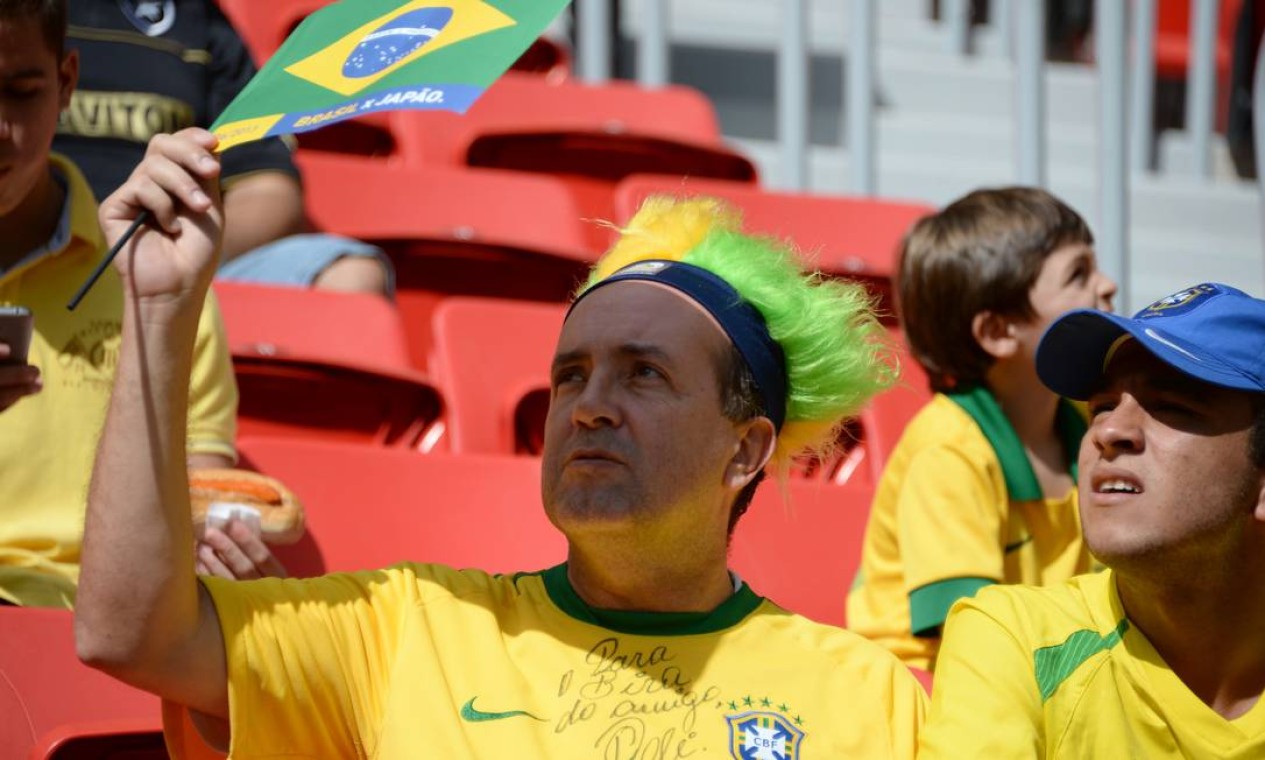 A alegria dos torcedores antes de Brasil x Japão - Jornal O Globo