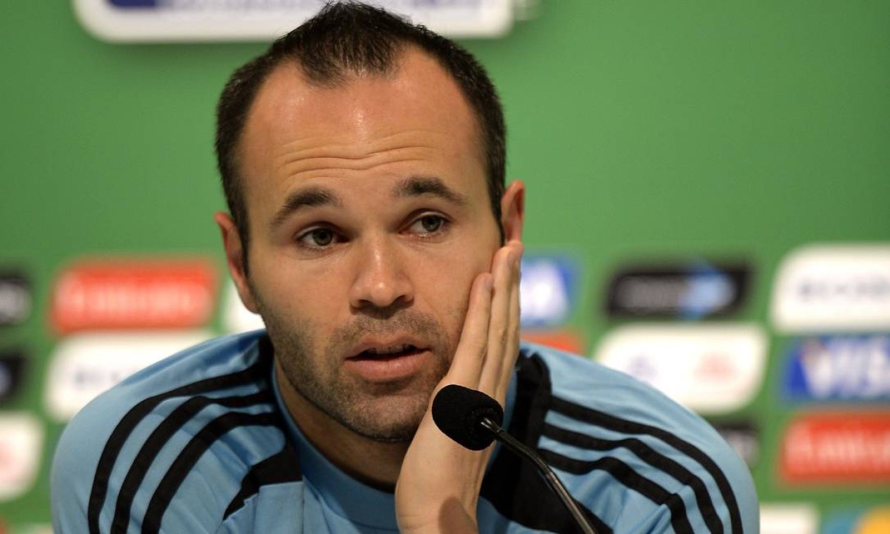 Veja imagens dos dribles de Iniesta, o maestro da seleção espanhola ...