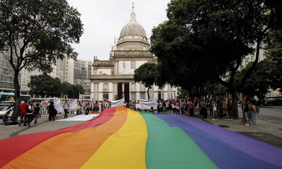 No Dia do Orgulho LGBT, protesto volta a tomar ruas do Centro do Rio ...