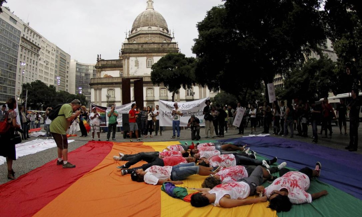 No Dia do Orgulho LGBT, manifestantes fazem protesto no Centro do Rio ...