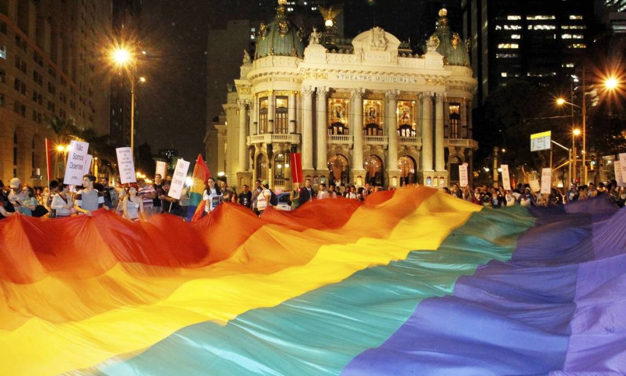 No Dia do Orgulho LGBT, manifestantes fazem protesto no Centro do Rio ...