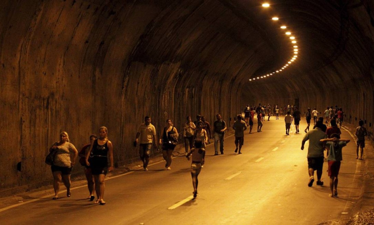 Moradores da Rocinha protestam na Autoestrada Lagoa-Barra - Jornal O Globo