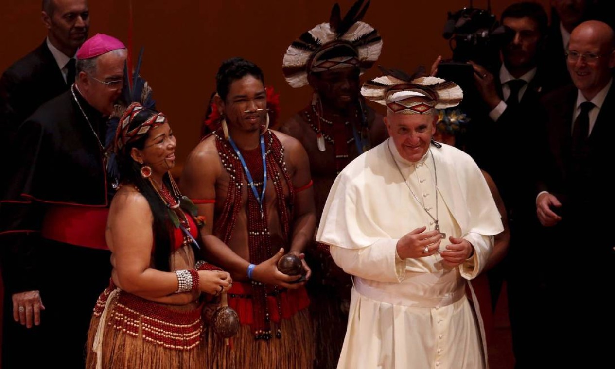 Papa Francisco ganha cocar de índio e surpreende - Jornal O Globo