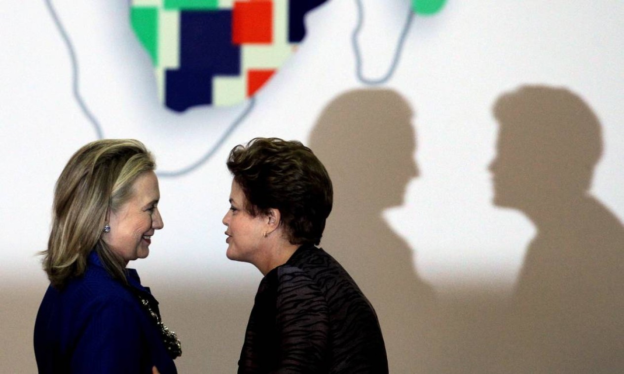 Hillary Clinton volta à cena política - Jornal O Globo