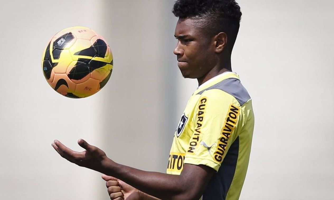 Botafogo vende Vitinho ao futebol russo - Jornal O Globo