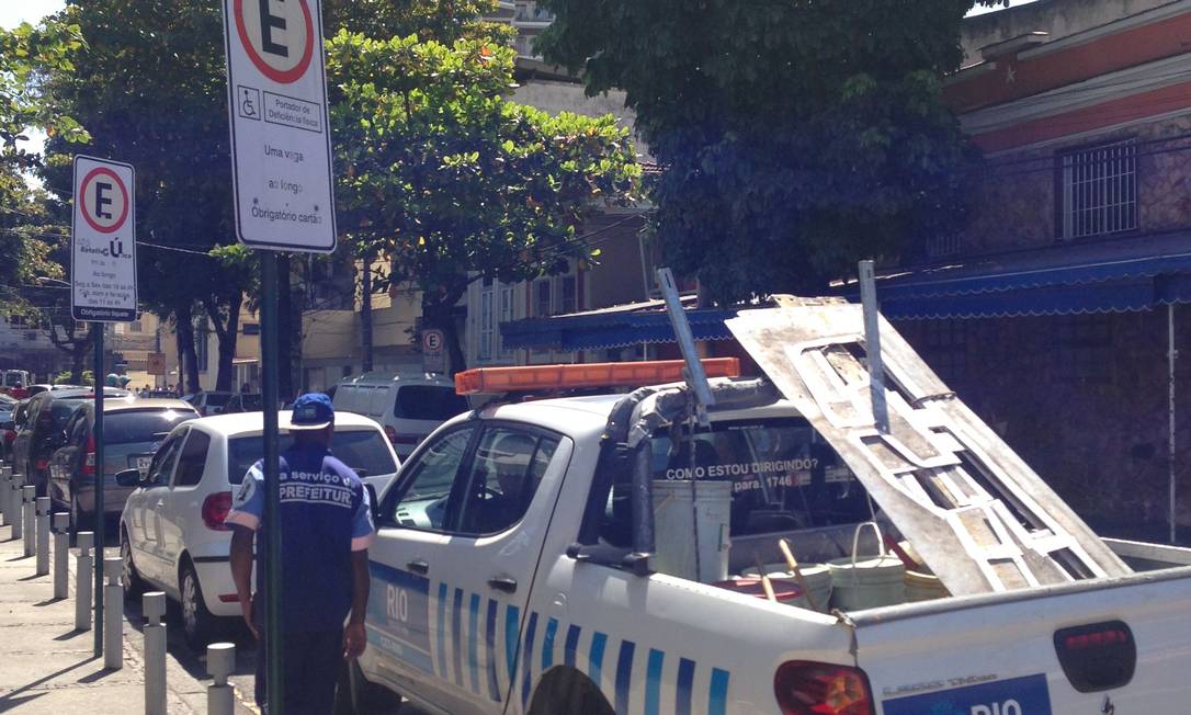 Carro da CET-Rio estaciona em vaga para deficiente na Tijuca - Jornal O ...