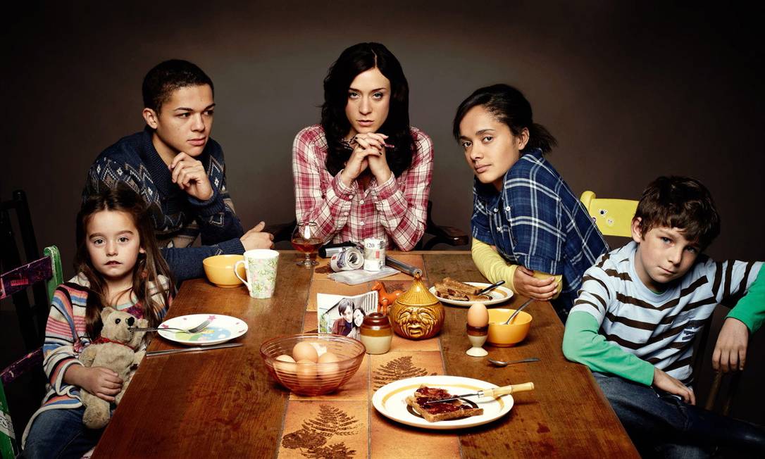 Em minissérie que estreia no canal MAX, atriz usa prótese para viver ...