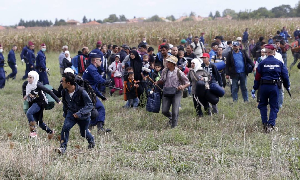 Imigrantes lutam para chegar à Europa - Jornal O Globo