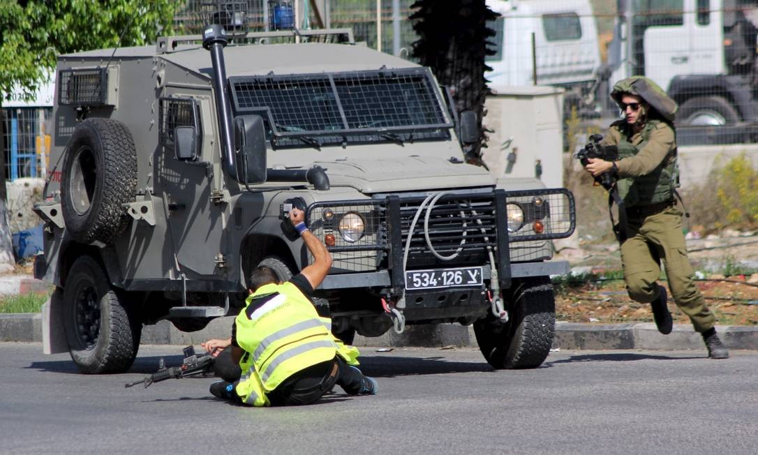 Sequência de fotos mostra ataque a soldado israelense - Jornal O Globo