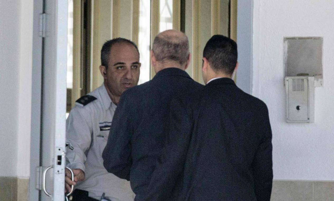 Ex-premier israelense é preso sob acusações de corrupção - Jornal O Globo