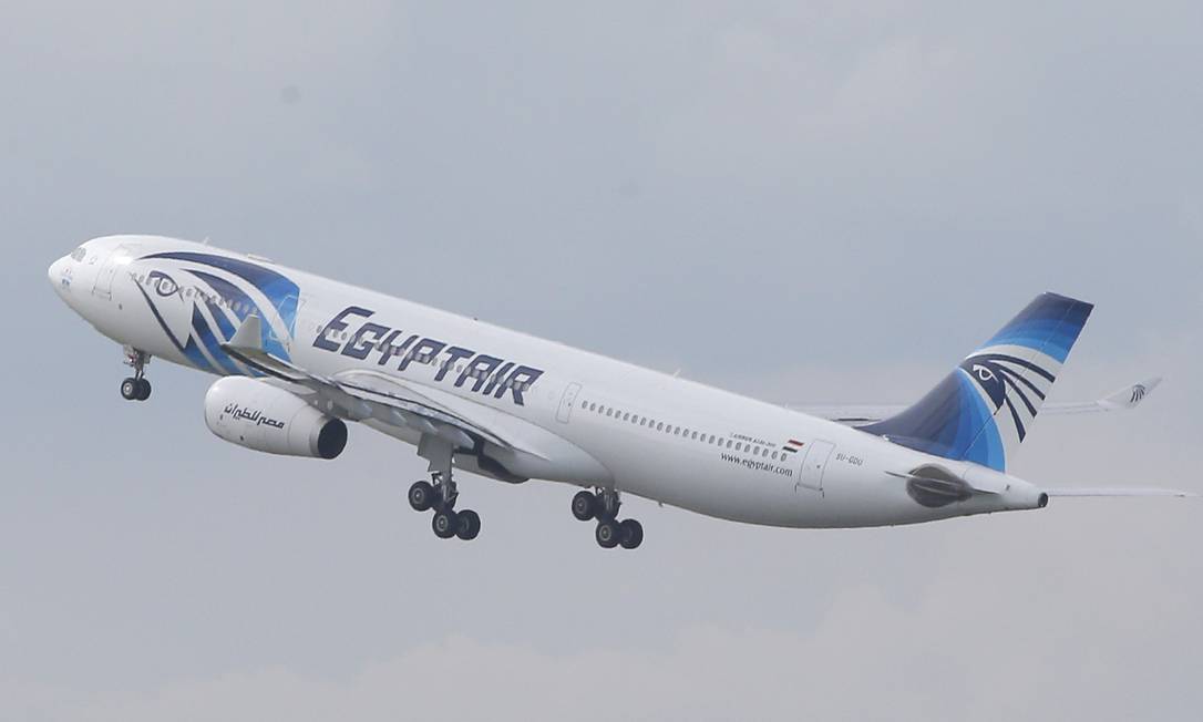 O que sabemos sobre o voo da EgyptAir que caiu no Mediterrâneo - Jornal ...