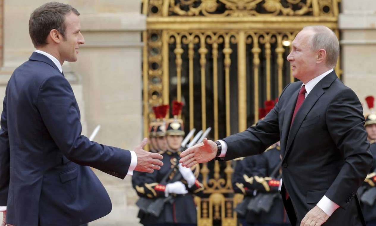 Macron e Putin se reúnem para diálogo 'sem concessões' - Jornal O Globo