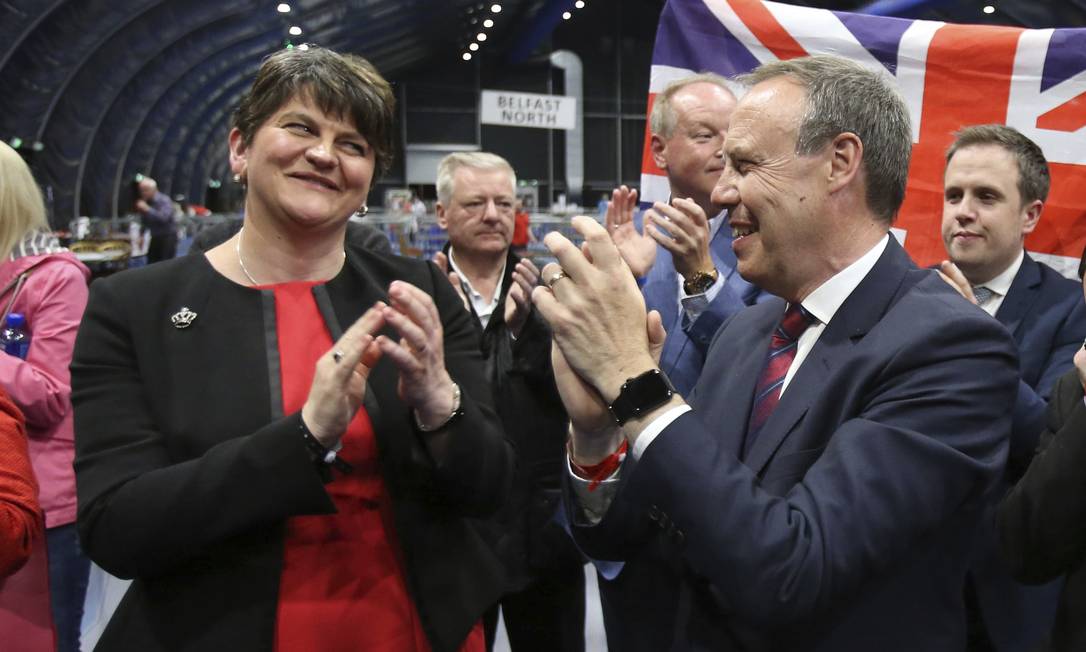 DUP, o nanico norte-irlandês que será crucial para o governo de May ...