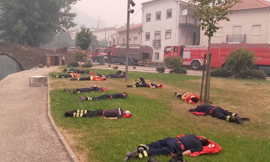 Foto de bombeiros portugueses exaustos em incêndio viraliza nas redes ...