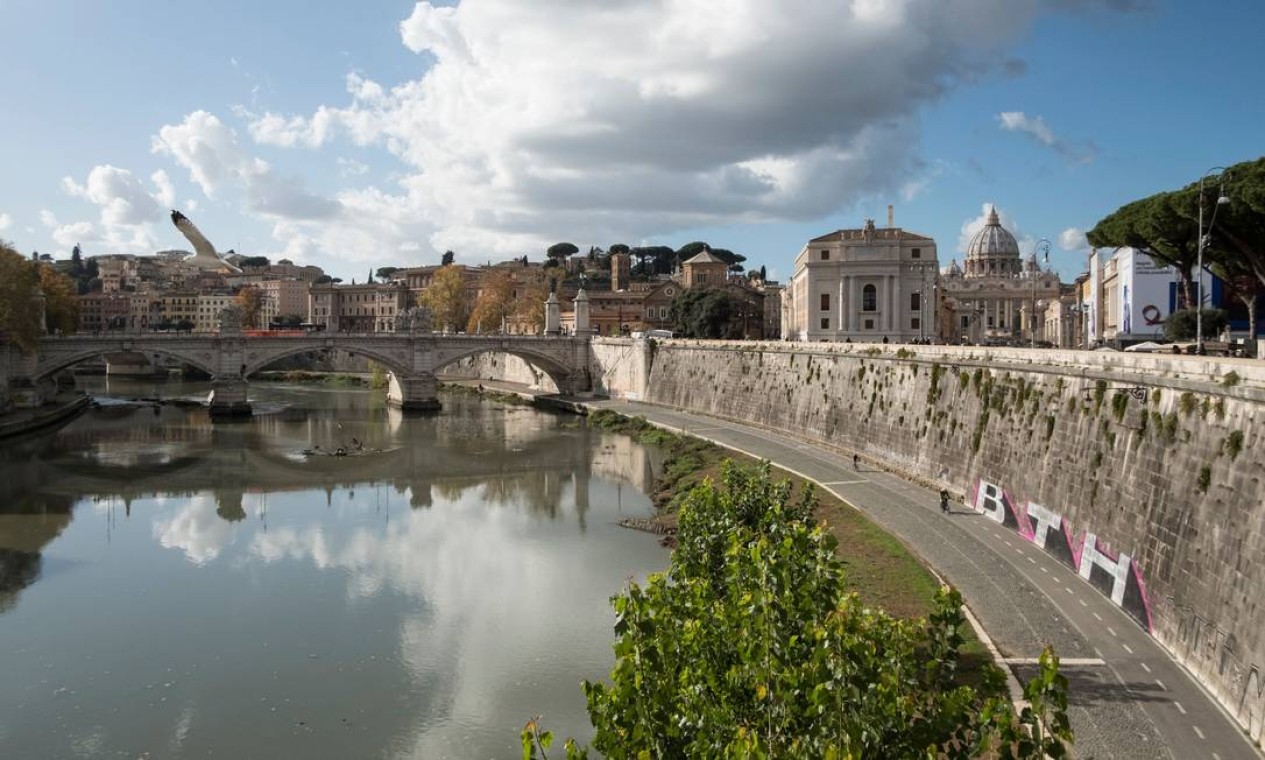 Projeto verão: Roma construirá praia artificial no rio Tibre - Jornal O ...