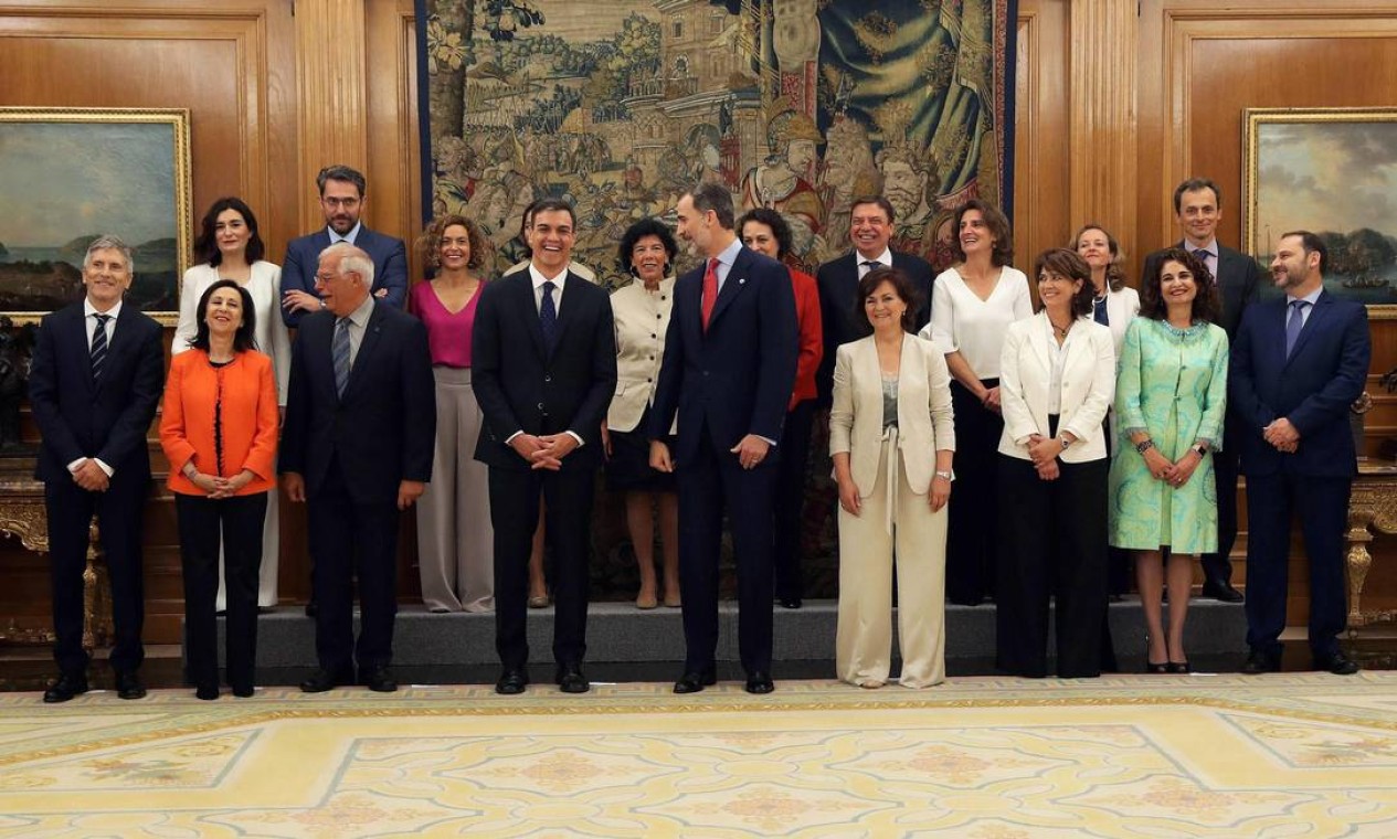 Novo governo dominado por mulheres toma posse na Espanha - Jornal O Globo