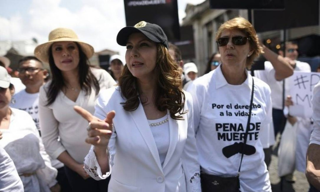 Filha de ex-ditador anuncia que disputará eleições presidenciais de ...