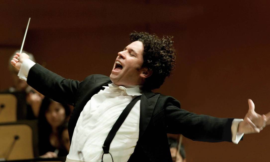 Maestro Gustavo Dudamel, que foi próximo de Chávez, pede a militares ...