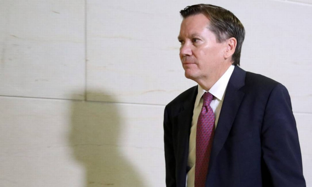 Chefe de inteligência demitido por Trump faz apelo a denunciantes ...