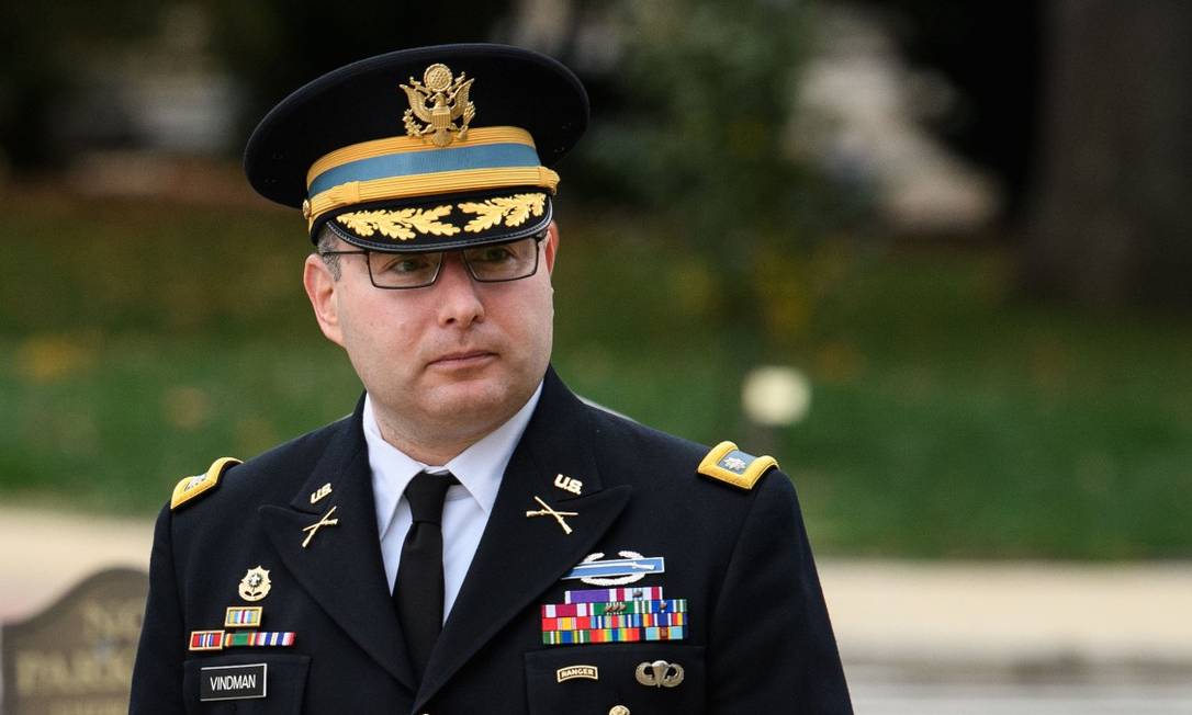 Militar que foi testemunha-chave em julgamento de Trump se aposenta ...