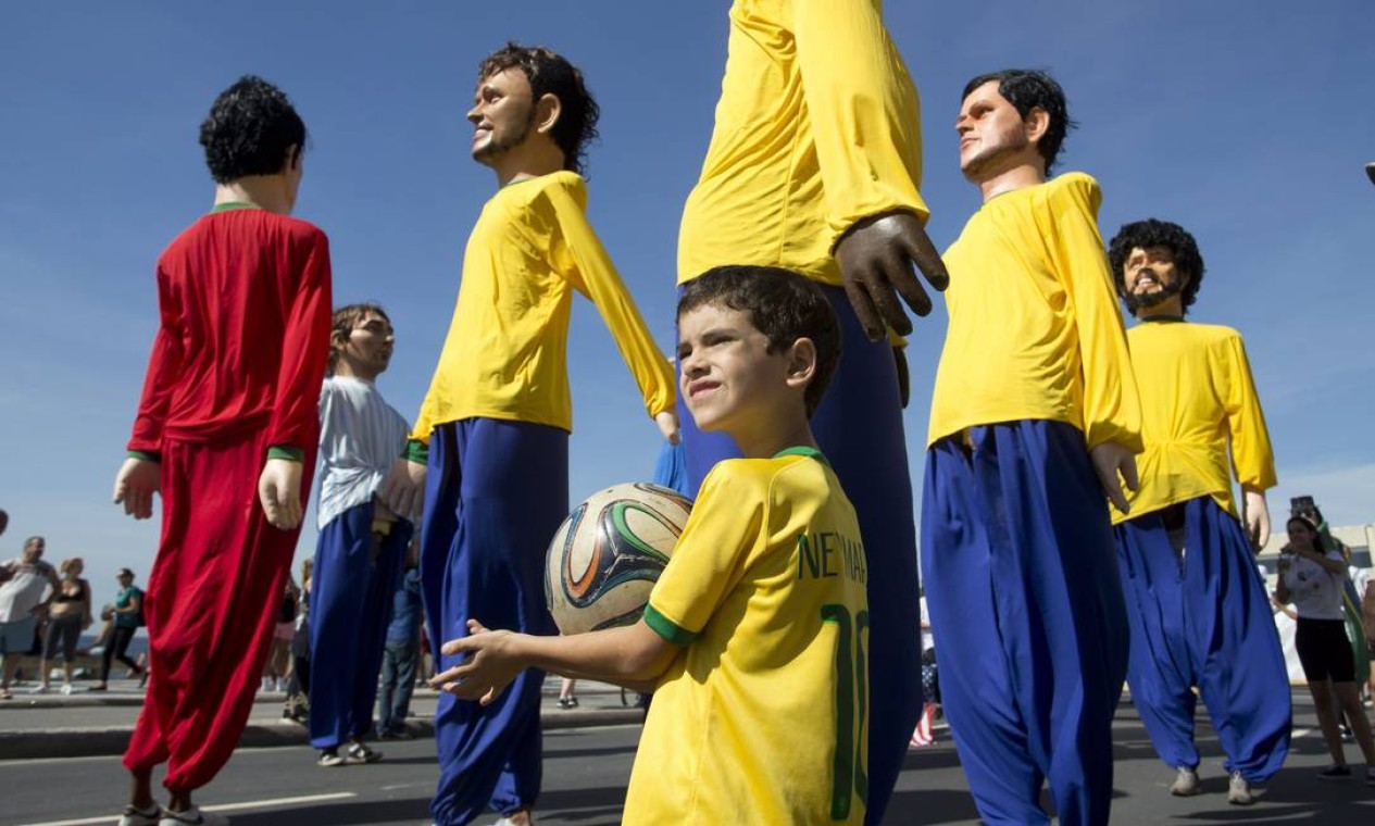 Os bonecos gigantes que chamaram a atenção em Copa - Jornal O Globo