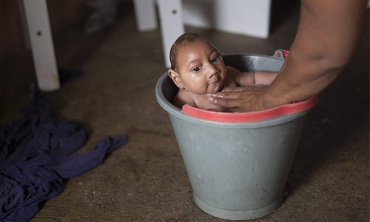 Menino símbolo da microcefalia ainda espera para começar reabilitação ...