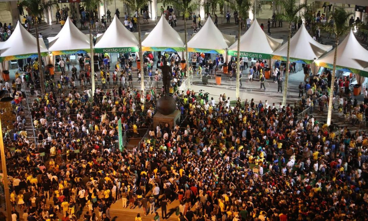 Perto do início da cerimônia de abertura, filas enormes se formam ...