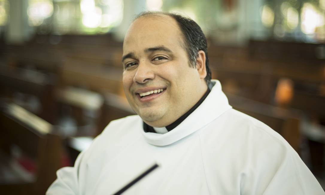 Padre Omar, o pároco mais pop do Rio, é torcedor do Fluminense e ...