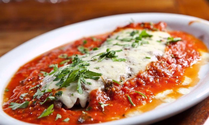 Bem temperado, bife de alcatra à parmegiana tem receita simples ...