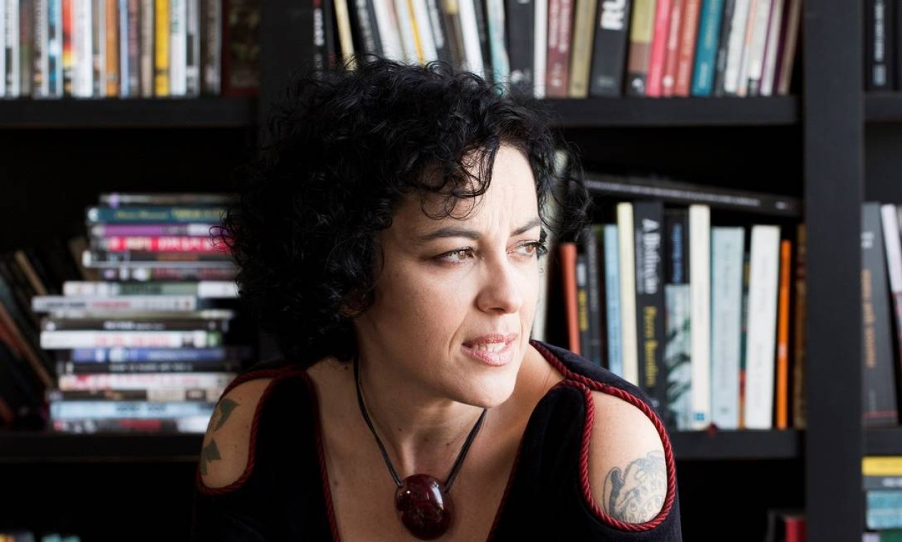 Márcia Tiburi debate a influência da era digital sobre a felicidade em ...