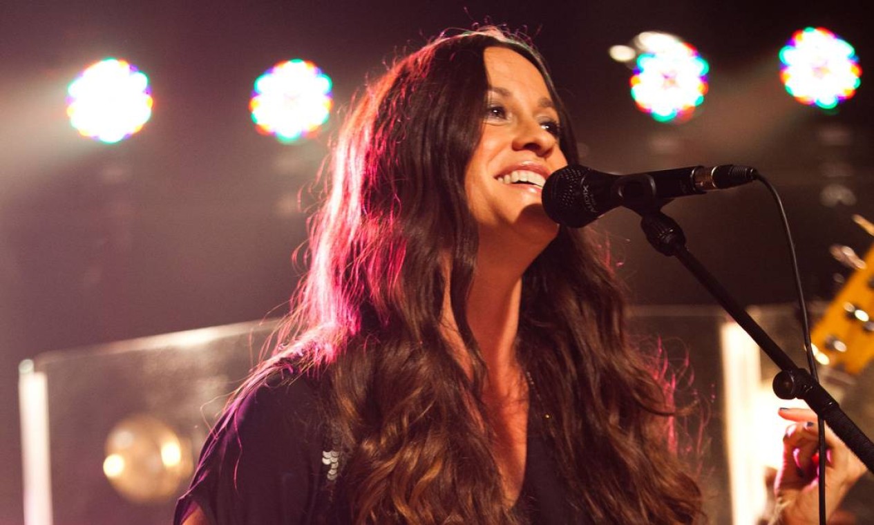 Lives de hoje: Alanis Morissette e best-seller Dan Brown são os ...