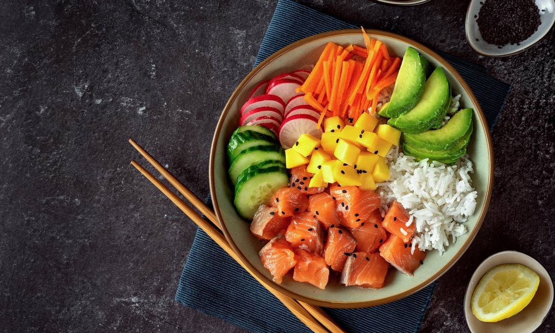Saiba como fazer poke, prato com salmão e arroz; veja receita - Jornal ...